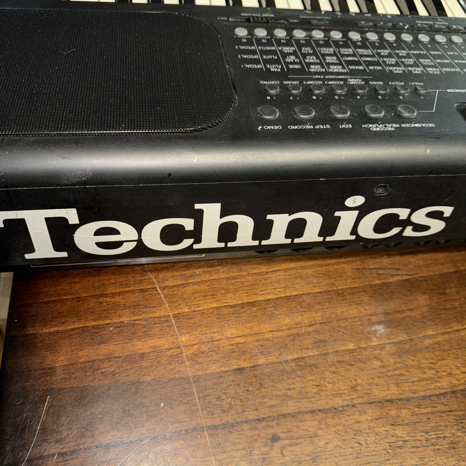 Technics KN800 1-Key Digital Keyboard with Floppy Slot, Cover, And ...