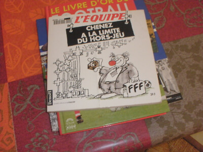 L' EQUIPE CHENEZ A LA LIMITE DU HORS-JEU EDITONS DENOEL NUMERO SPECIAL ...
