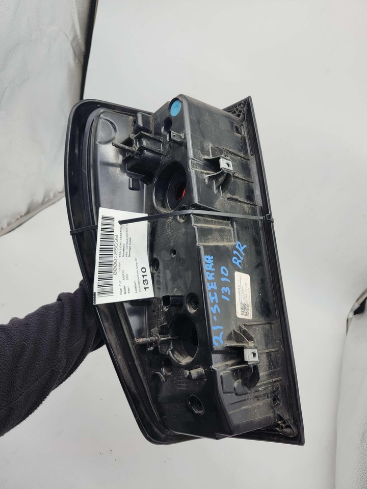 19 24 GMC SIERRA 1500 Tail Light Assembly Right ID 84760016 OEM C1525 ...