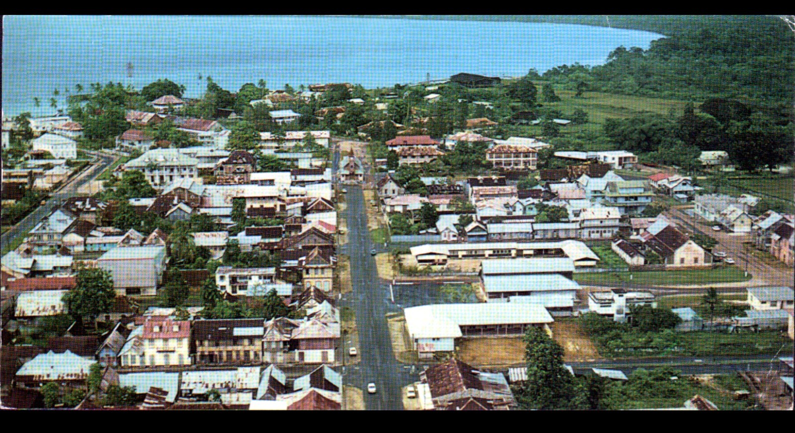 SAINT-LAURENT-du-MARONI (GUYANE Française) ECOLE & VILLAS en vue ...