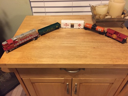 Life Like Trains Santa Fe Locomotive Railroad Freight Train Set Caboose ...