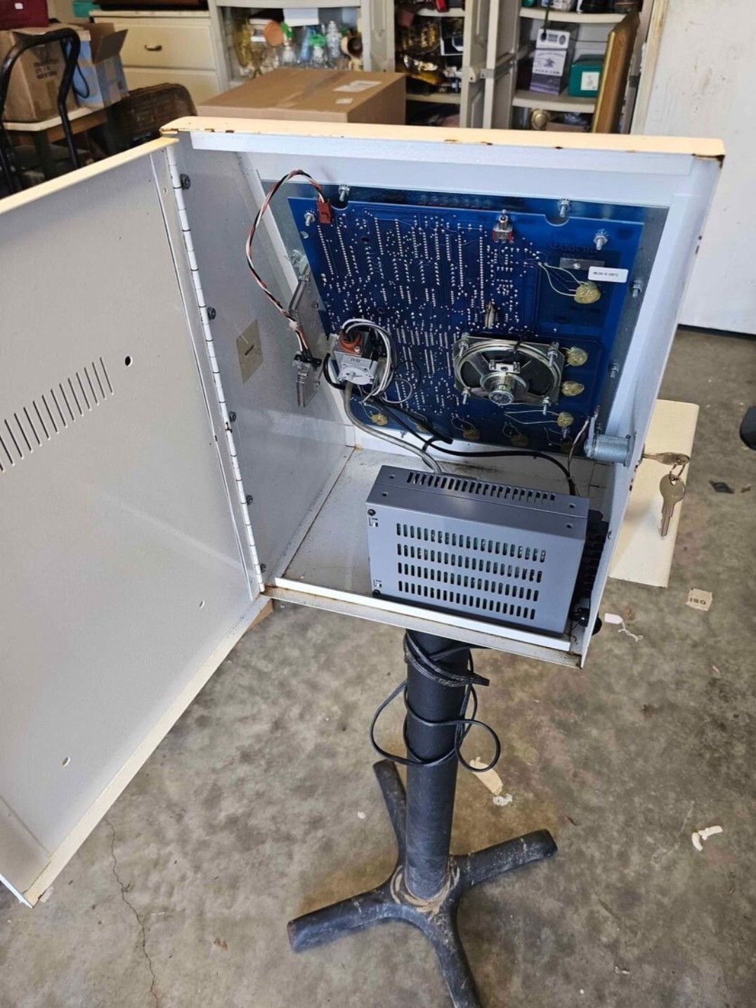 Kero Alcohol Alert Breathalyzer Vending Machine On Pole Electronic ...