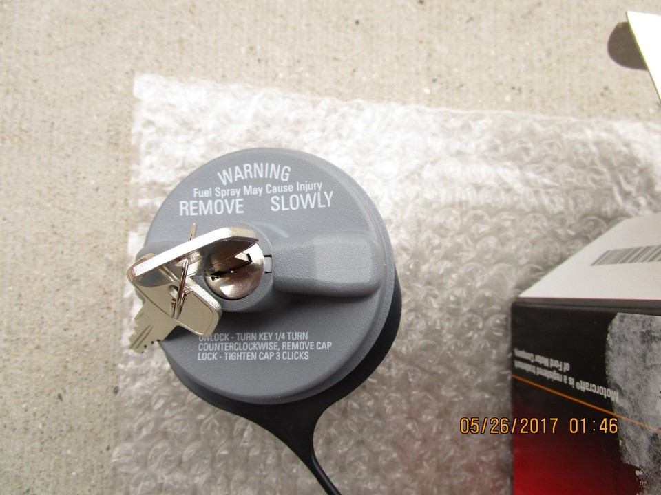 99 - 04 FORD F-250 FUEL GAS TANK FILLER CAP WITH TETHER LOCK KEY OEM ...