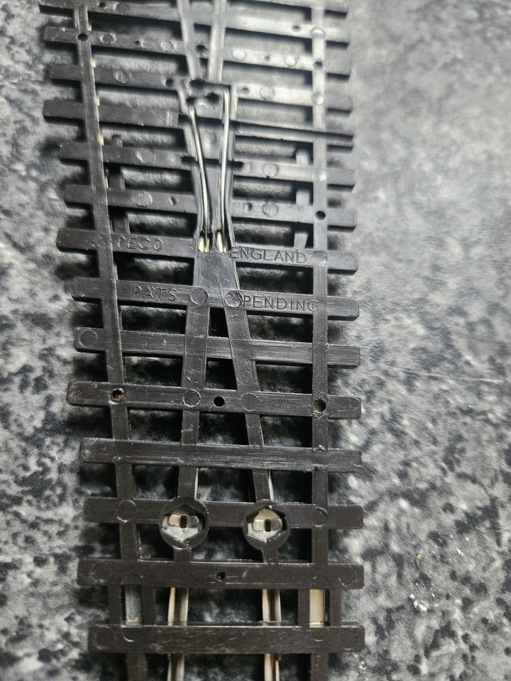 Peco Right-Hand Points and isolation rail look | eBay UK