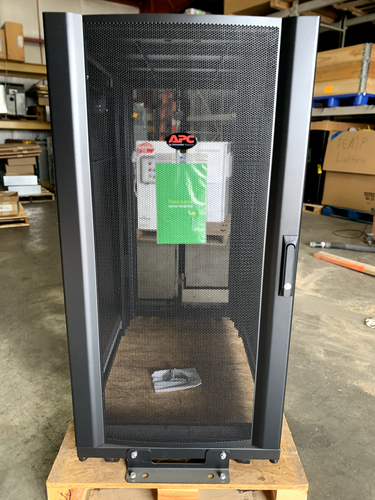 NEW APC AR3104 Netshelter SX 24U Server Rack Enclosure Cabinet 47.2"x23 ...