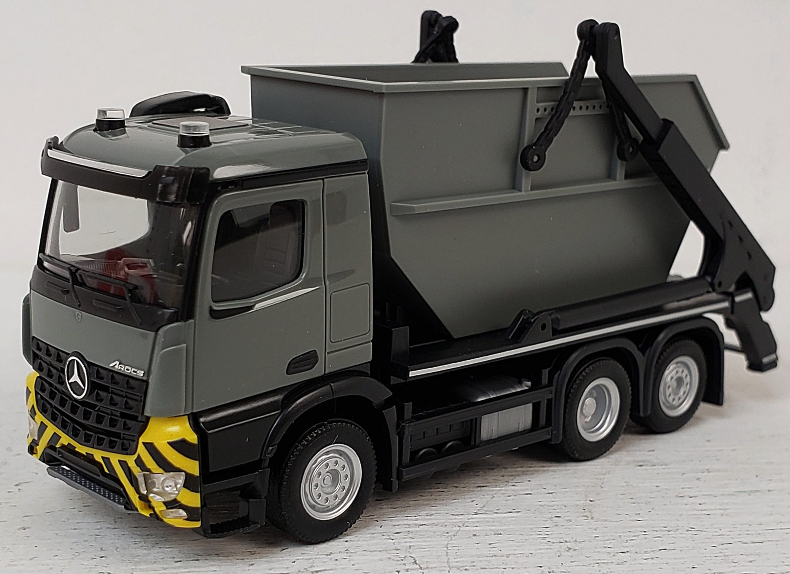 HERPA NEW HO 1/87 Mercedes Benz Arocs 3-Axle Skip Dumpster Truck in ...