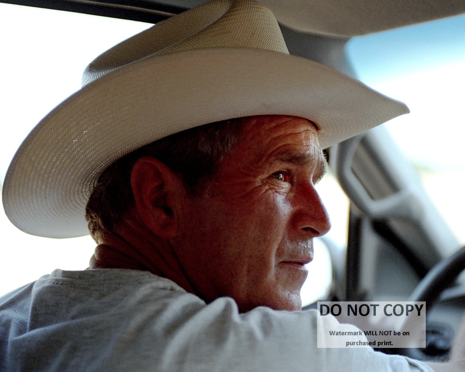 PRESIDENT GEORGE W. BUSH WEARING COWBOY HAT AT HIS RANCH - 8X10 PHOTO ...