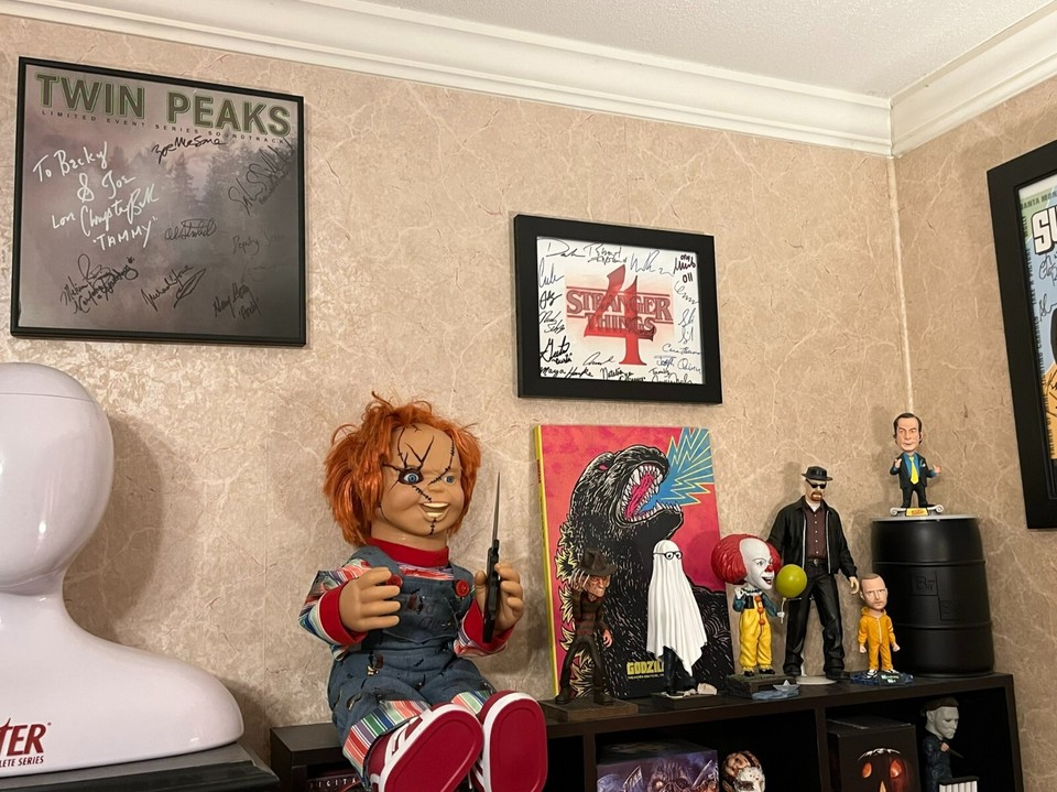 Stranger Things Season 4 Title Card Cast-Signed- 8.5x11- Autograph ...