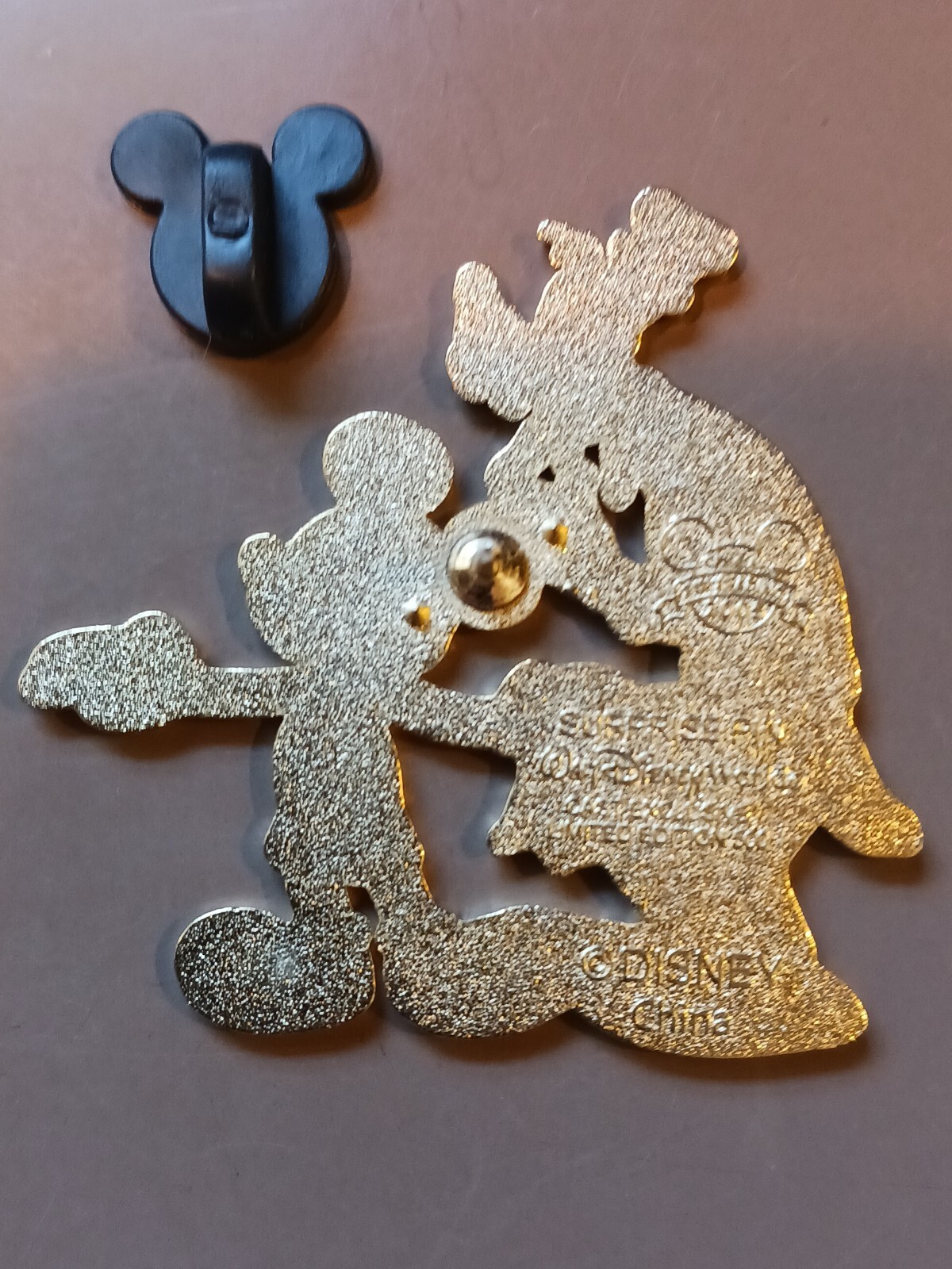 DISNEY PIN LE MICKEY TWO FINGER POINT GOOFY SURPRISE CAST MEMBER ...