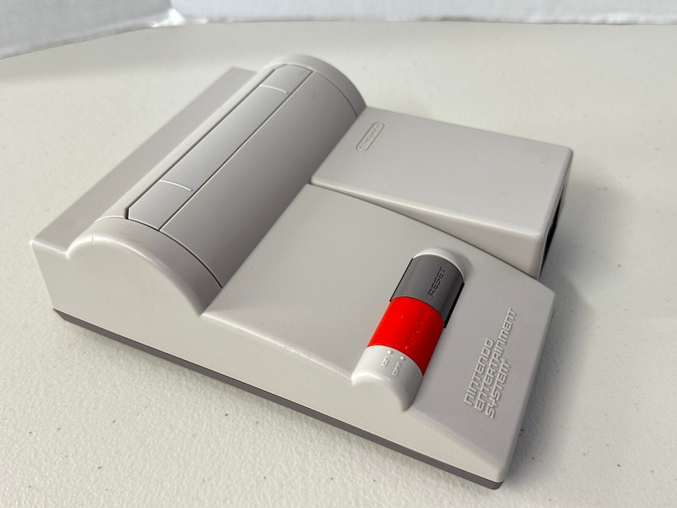 Nintendo NES Top Loader Bundle, Console used Few Times! Controller ...