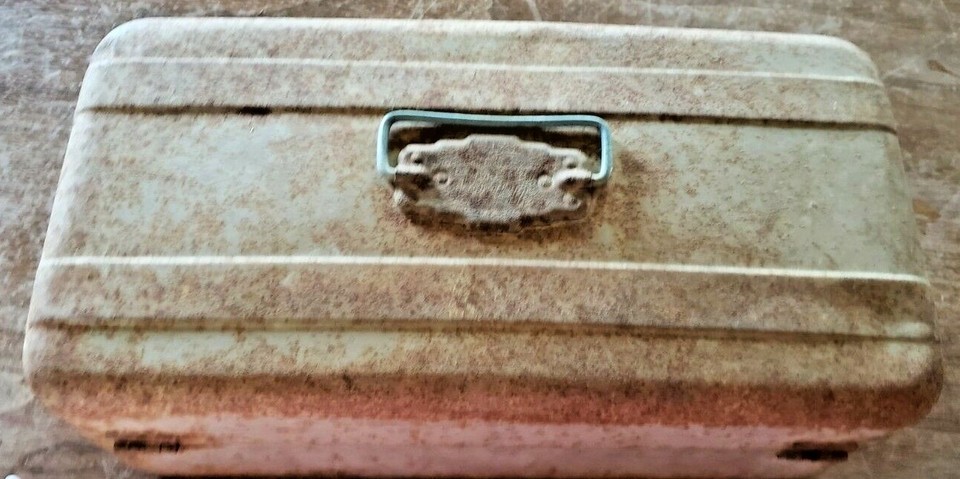 VINTAGE OLD METAL UNION TACKLE BOX WITH OLD FISHING LURES | eBay