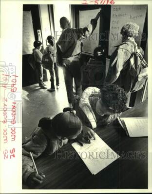 1988 Press Photo Students at Phillis Wheatley School Cafeteria work on ...