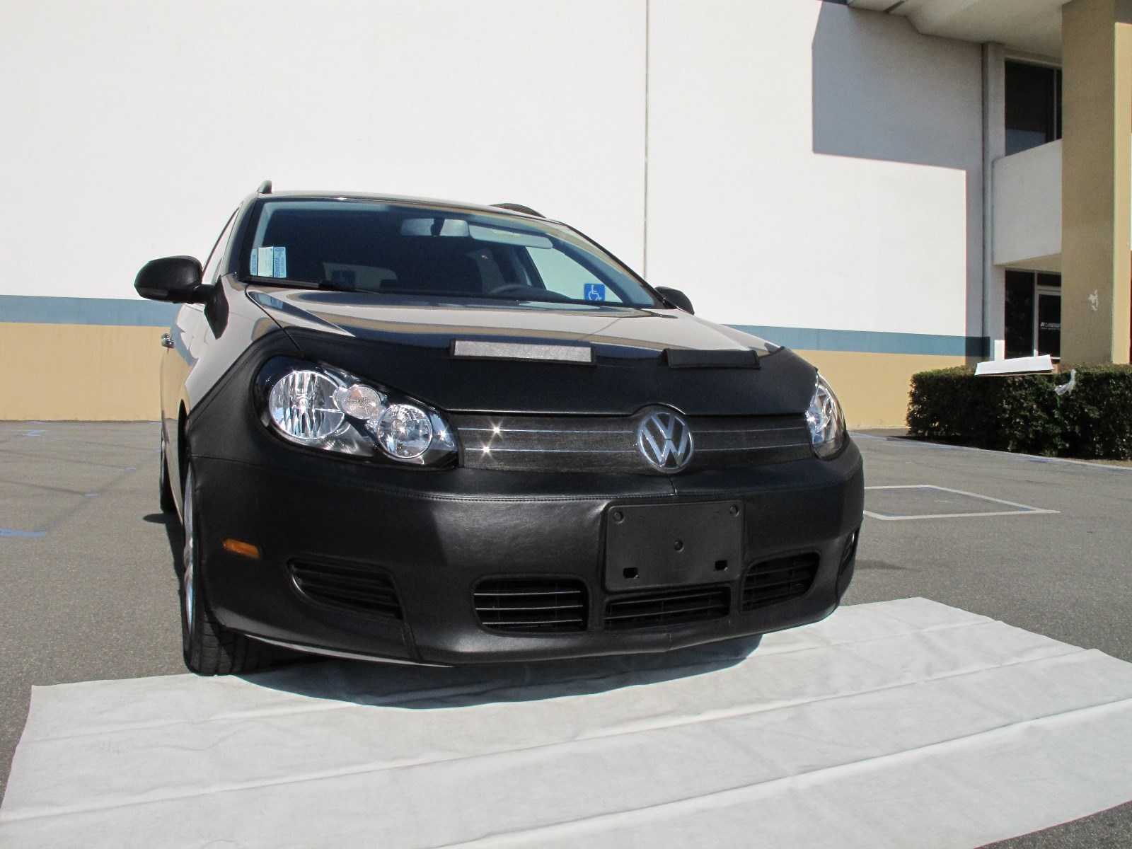 Colgan Front End Mask Bra 2pc. Fits 2010-2014 VW Jetta Sportwagen W/Lic ...