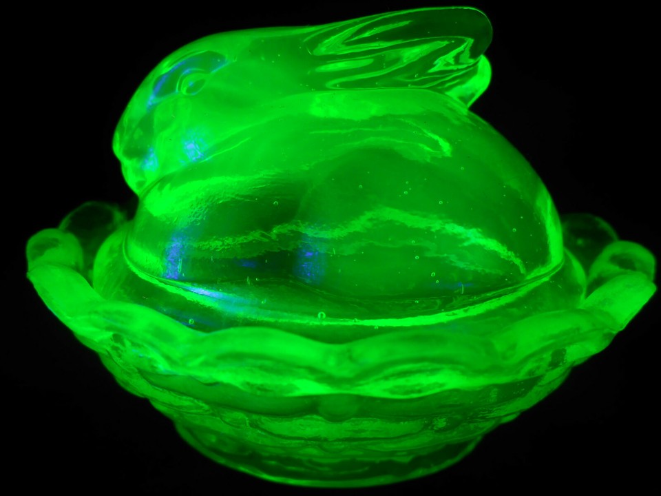 green Vaseline Uranium glass Bunny rabbit on nest basket Easter egg ...