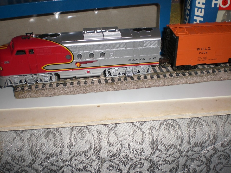 HO scale Santa Fe F7 with Gold line Freight car | eBay
