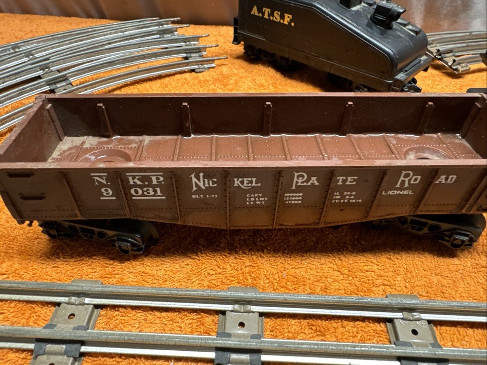 X•Vintage Lionel Train Set. Includes Engine, Caboose, 3 Additional Cars ...
