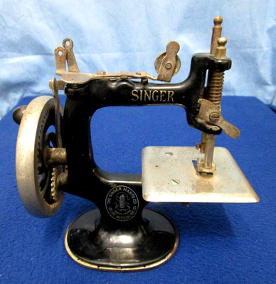 Sewing Machines - Mini Singer Sewing Machine