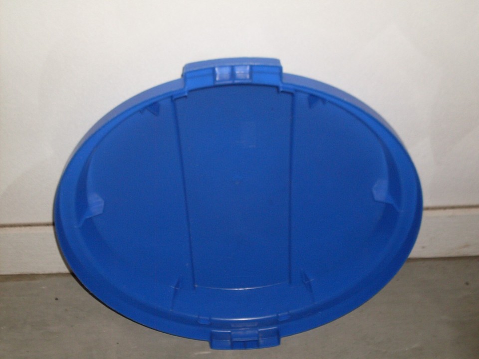 Blue 32 gal Recycle Plastic Can w/lid. Use for bulk storage/recycle ...