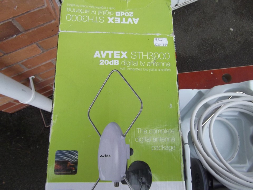 AVTEX STH3000 12 24V VOLT TRUCK VAN DIGITAL FREEVIEW TV ANTENNA AERIAL ...