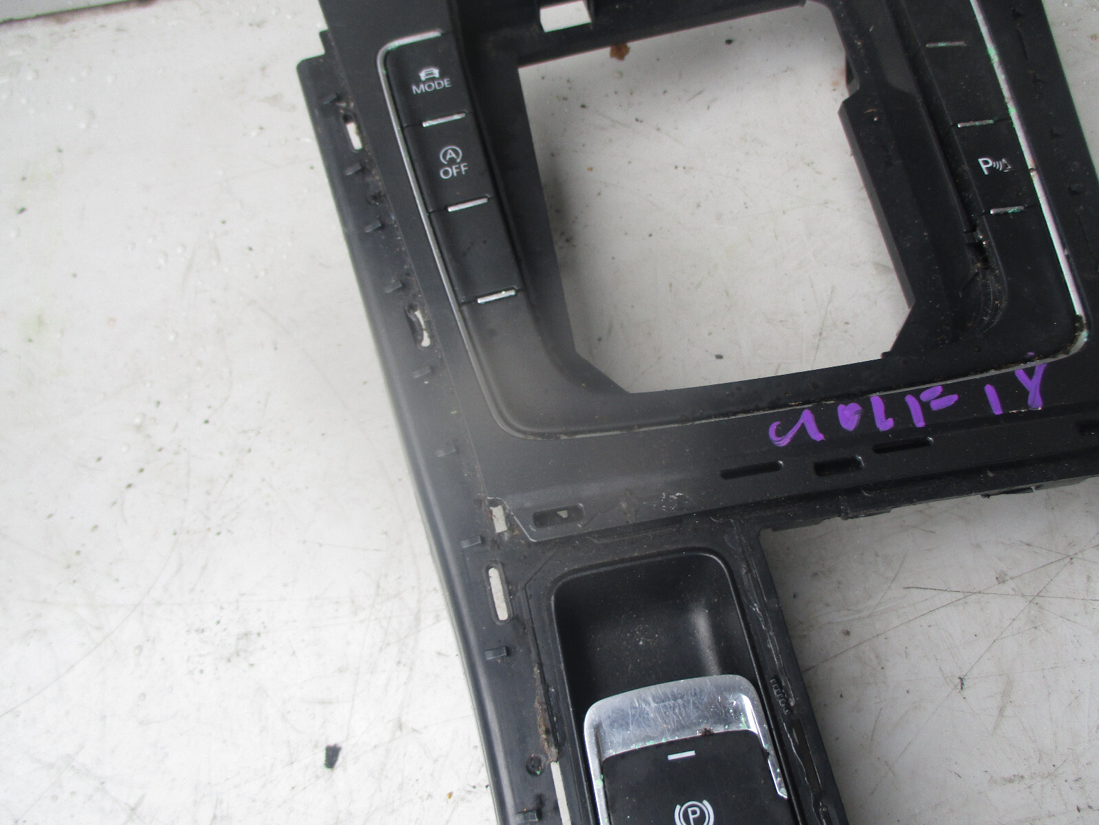 VW GOLF MK7 2018 CENTRE CONSOLE HANDBRAKE PARKING SWITCH & SURRONDING ...