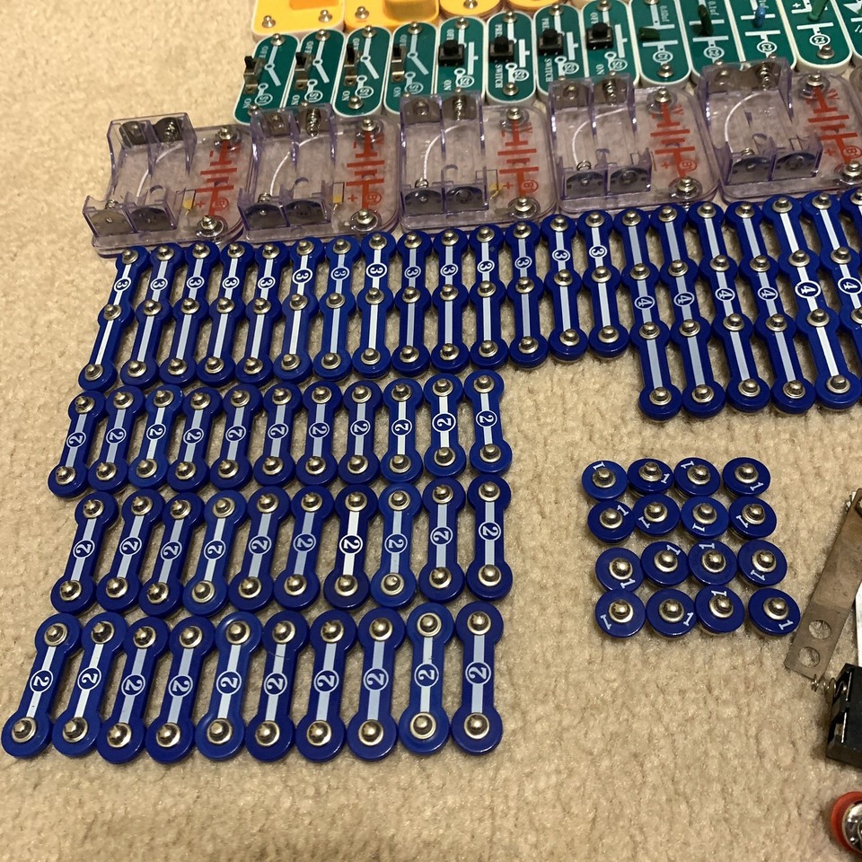 Lot 211 Pieces & 7 Instruction Manuals Bundle / Elenco Electronic Snap ...