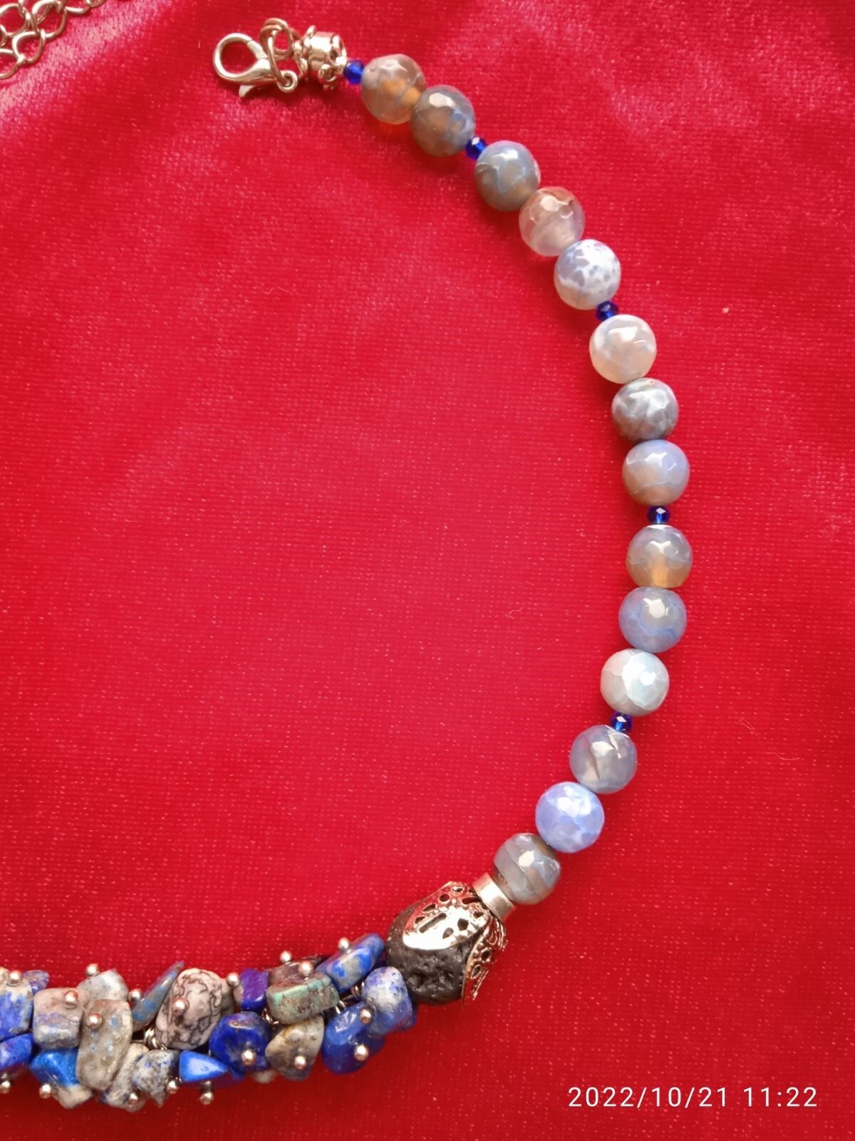 Choker made of natural agate Custom. The photo shows a sample of the ...