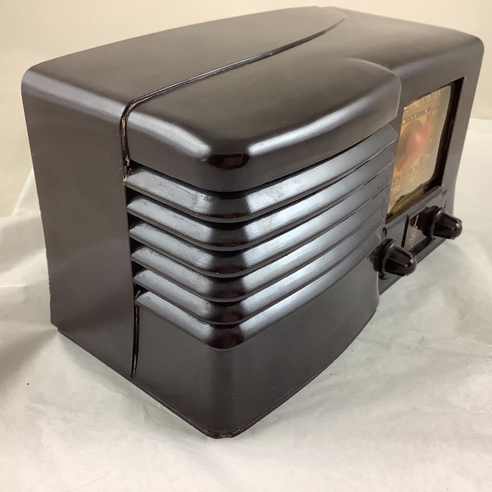 CIRCA 1939 EMERSON BROWN BAKELITE STYLISH ART DECO TUBE RADIO, MODEL CR ...