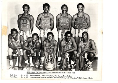 VINTAGE ORIGINAL 1970 HARLEM GLOBETROTTERS 8X10 TEAM PHOTO AUSBIE HALL ...
