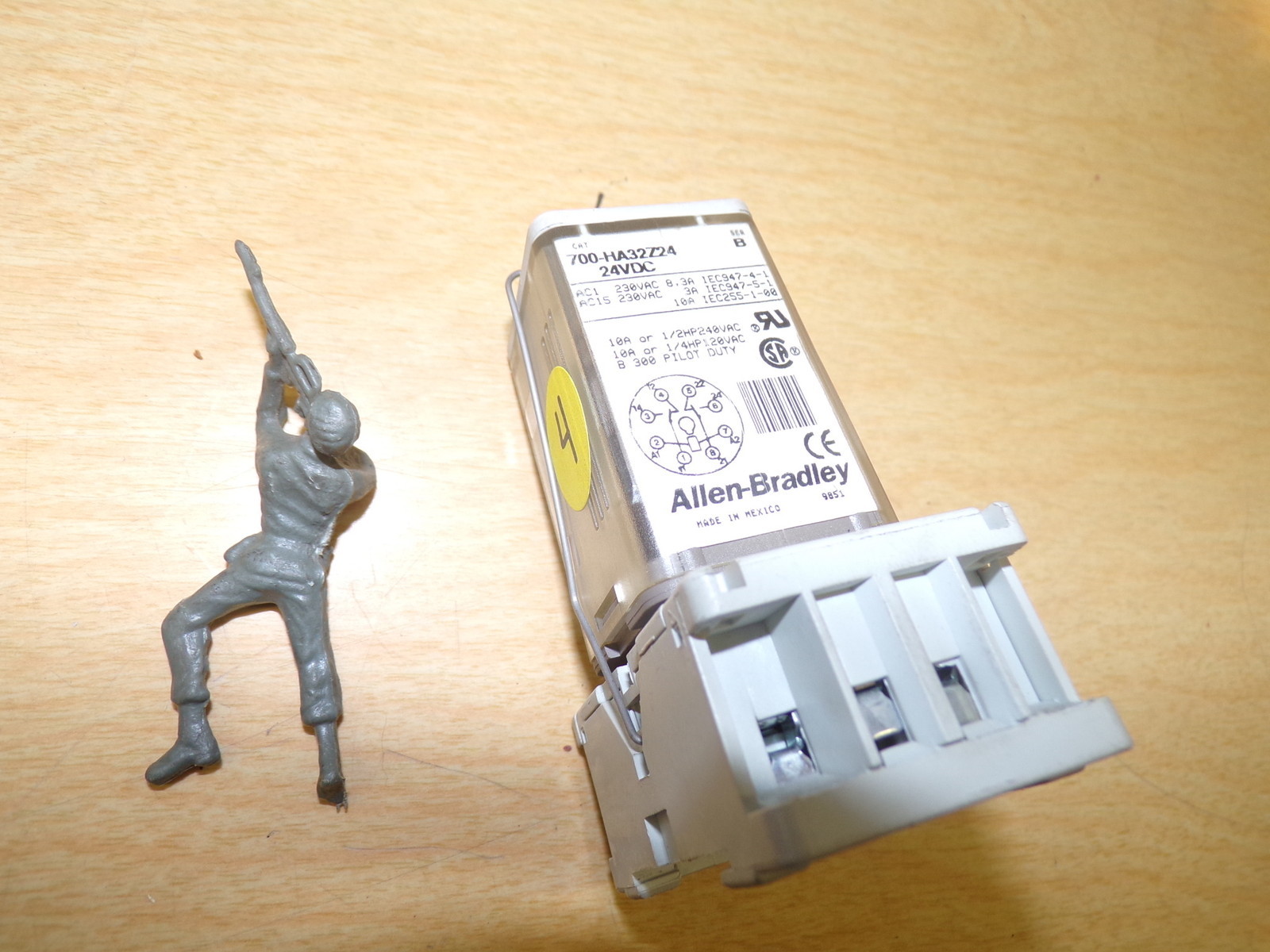 AB Relay 700-HA32Z24 Ser B, W/ Base 700-HN100 Ser B *FREE SHIPPING* | eBay