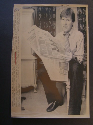 AP Wire Press Photo 1982 Thomas Bailey Pres of Janus Fund checks ...