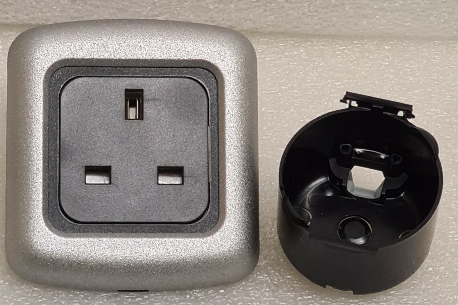 CBE C-LINE SINGLE 240V 3 PIN 13A SOCKET & BACKBOX caravan campervan ...