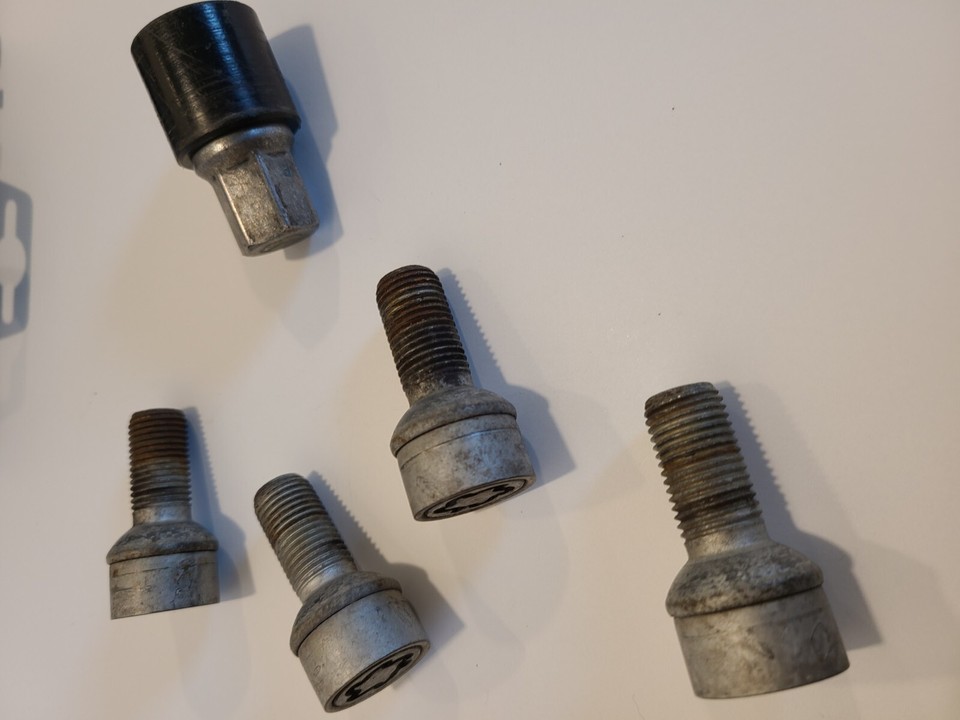 Mercedes-Benz Wheel Lock Kit A0019901607 Short Polished | Steel | Right ...