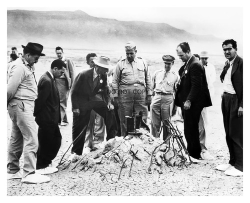 J. ROBERT OPPENHEIMER & GENERAL GROVES AT GROUND ZERO 8X10 PHOTO ...