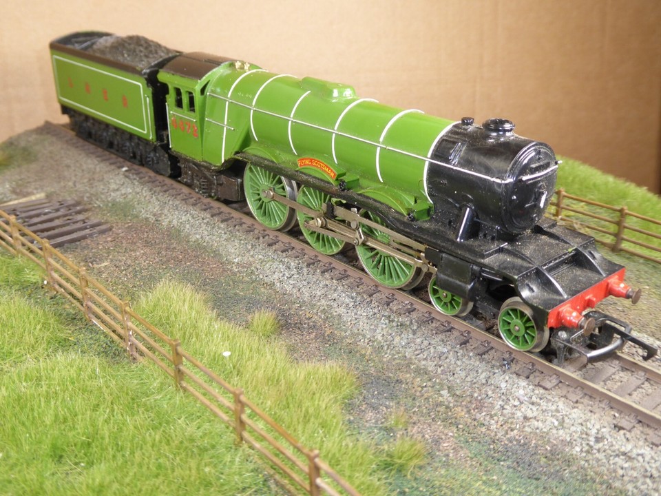 Hornby 00 Gauge LNER Class A3 4-6-2 Steam Loco/Tender 4472 LNER Lined ...