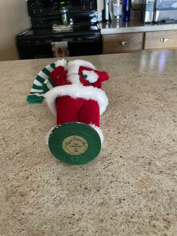 Byers Choice Lot Of 16 Caroler’s, Display Riser Set, Lamppost Light,Dog ...
