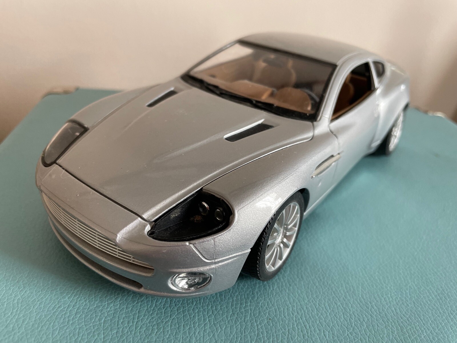 Burago 10” ASTON MARTIN VANQUISH Scale 1/18 SILVER Diecast CAR | eBay UK