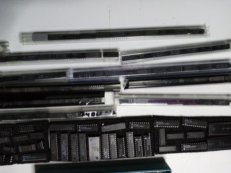Konvolut neue IC´s TTL74xx,cmos 40xx und andere Bauteile (s. Bilder ...