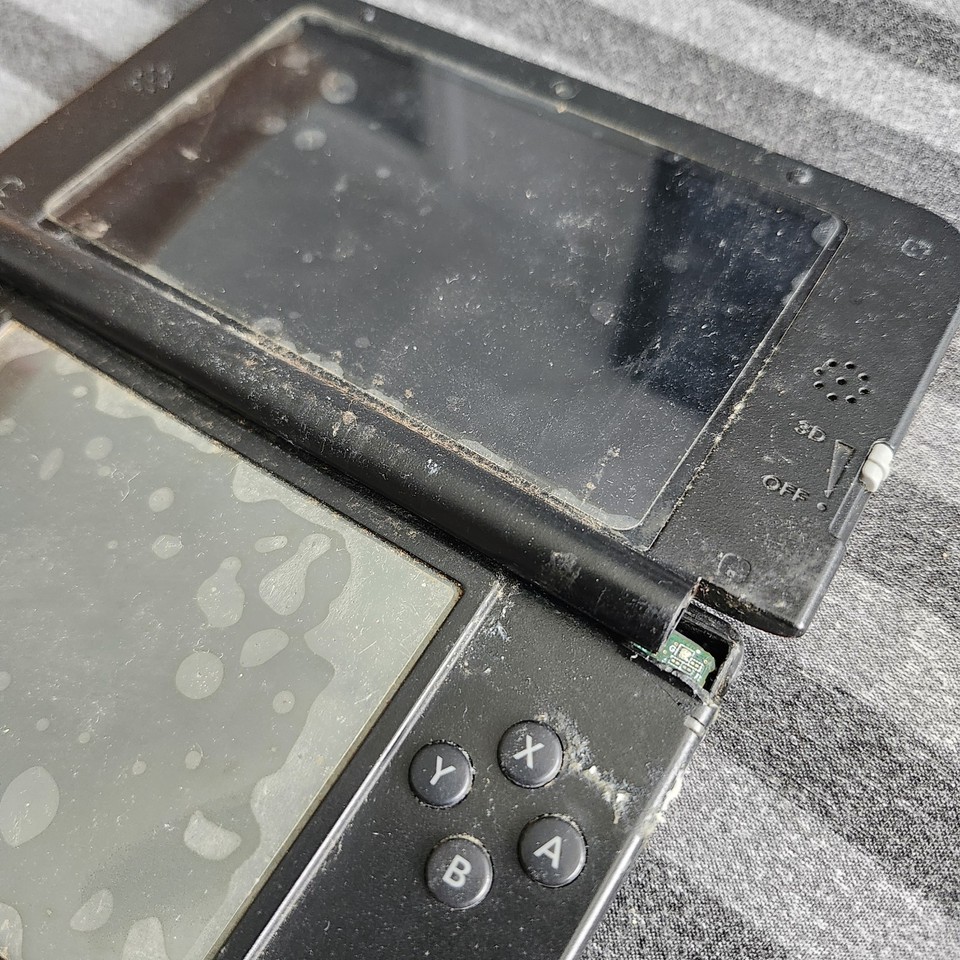 Nintendo 3DS LL Red/Black (NTSC-J) - FOR PARTS OR REPAIR - Broken Top ...