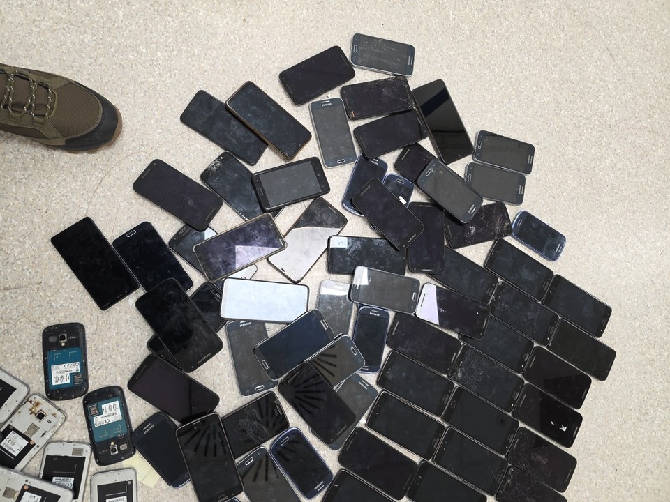 Job Lot Of 82 X Mixed Android Mobile Phones-Motorola,Samsung-SPARES OR ...