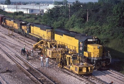 SF ORIGINAL SLIDE CNW NORTH WESTERN SD40-2 #6824+3 W/TRAIN - BUTLER WI ...