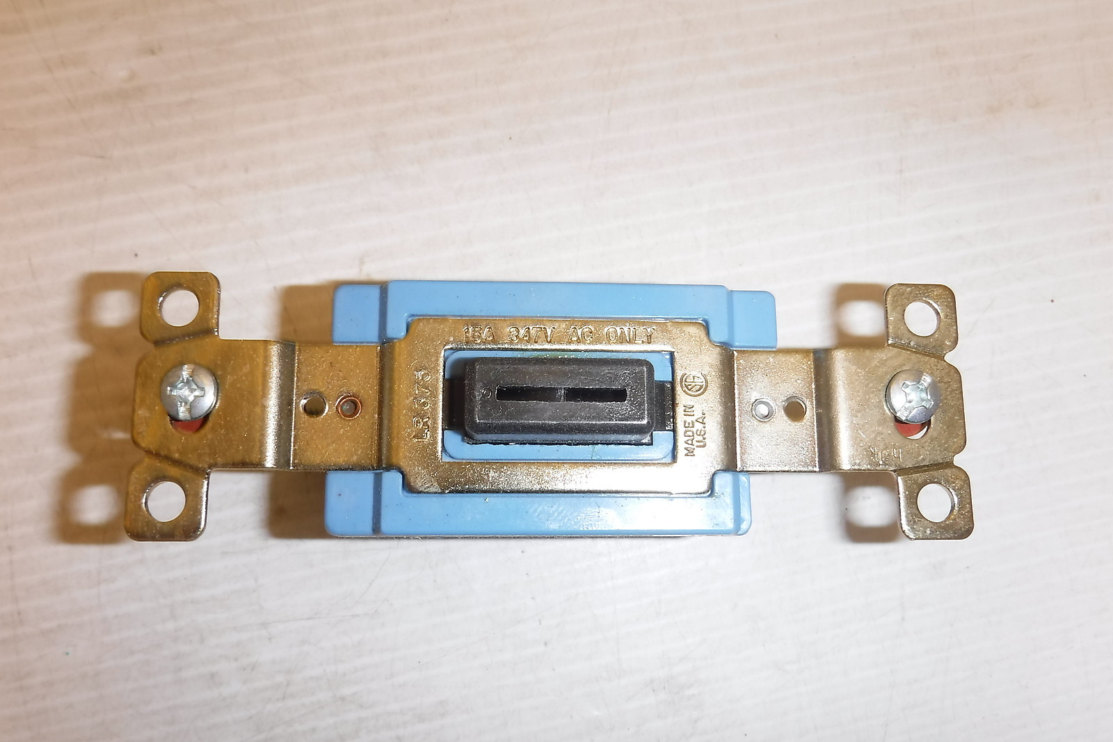 HUBBELL HBL18201LCN 15A 347V KEY LOCK SWITCH NIB | eBay