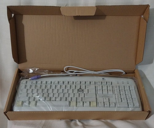Logitech White Deluxe Keyboard PS/2 Wired 104 Normal Keys 967334-0403 ...