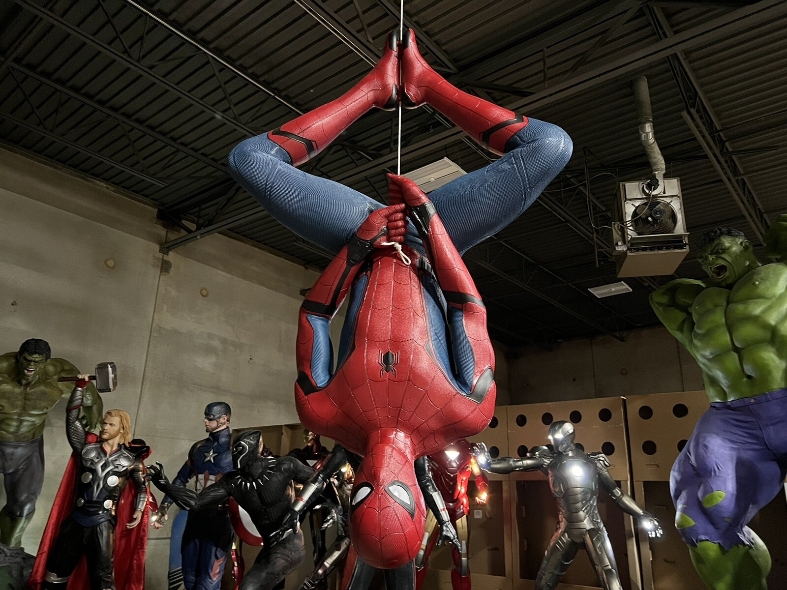 Life Size Marvel Homecoming Hanging Spiderman 1:1 Full Size Prop Statue ...