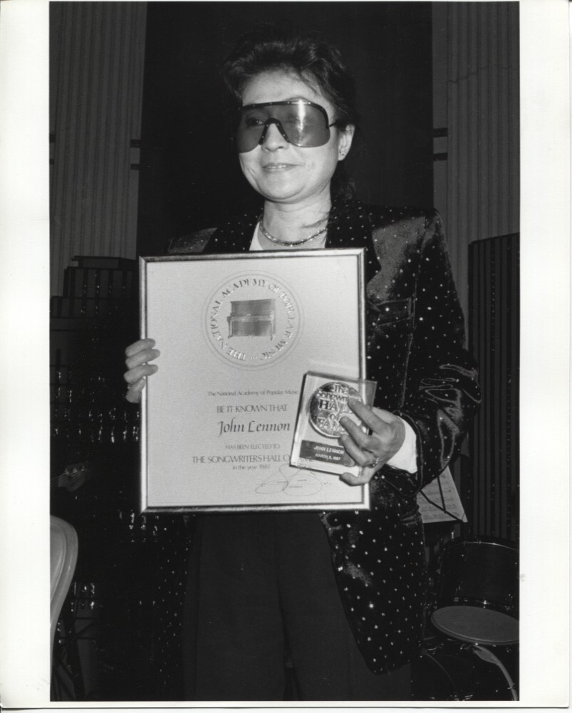 1987 Press Photo Singer Songwriter Yoko Ono Holding Hall of Hame Award ...