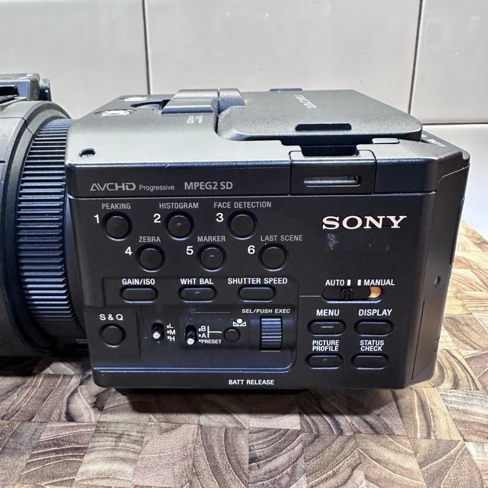 Sony NEX-FS700U Super 35mm CMOS Camcorder Body NEX-FS700 U with Lens | eBay