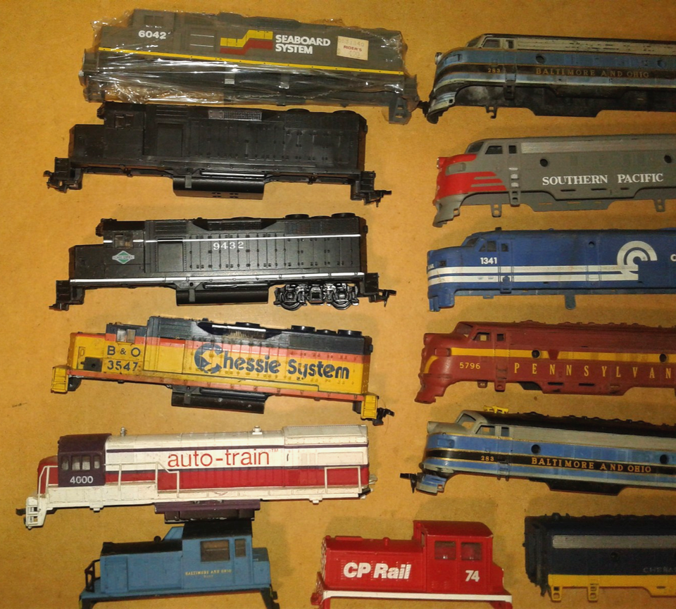 HO SCALE ATHEARN SHELL LOCOMOTIVE LOT ATSF SANTA FE, PRR, B&O, NYC, CN ...