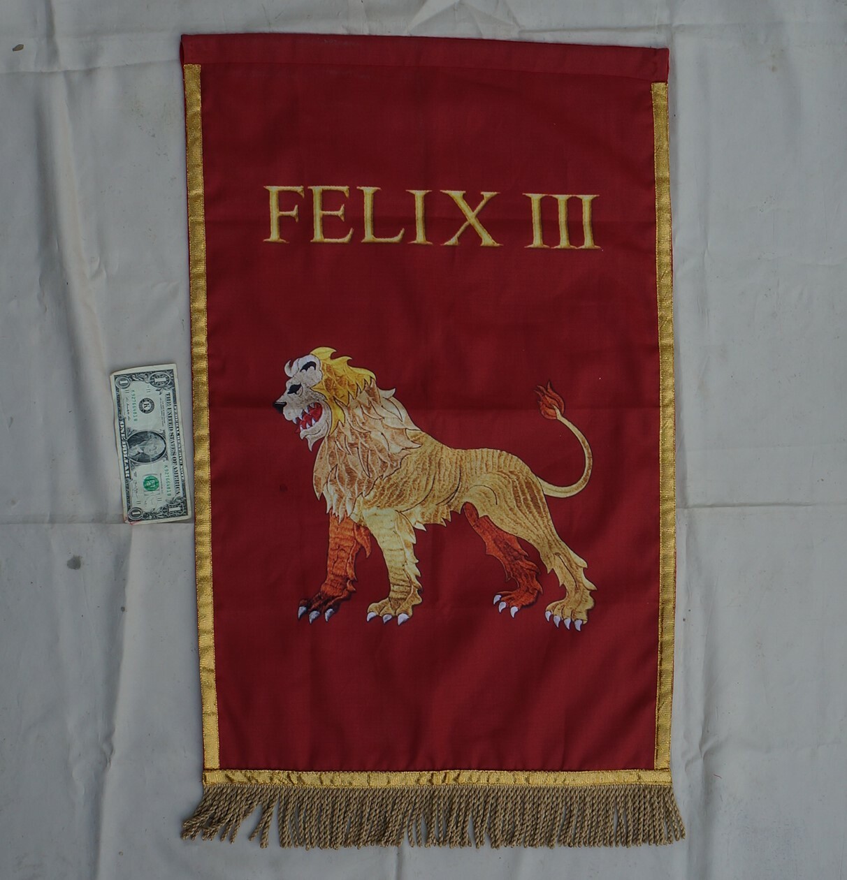 Roman LEGIO III FELIX legion standard vexillum flag spear GLADIATOR II ...