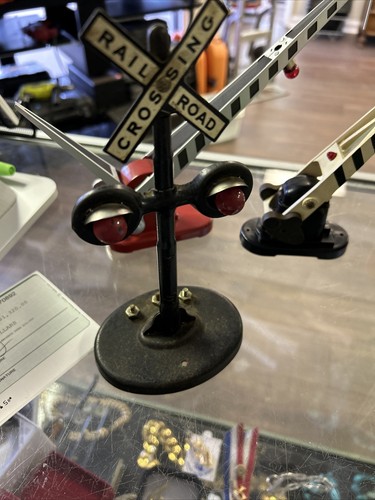 Lionel, Marx, MTH Lot Of Gates & Railroad Lights MTH No. 152 Crossing ...