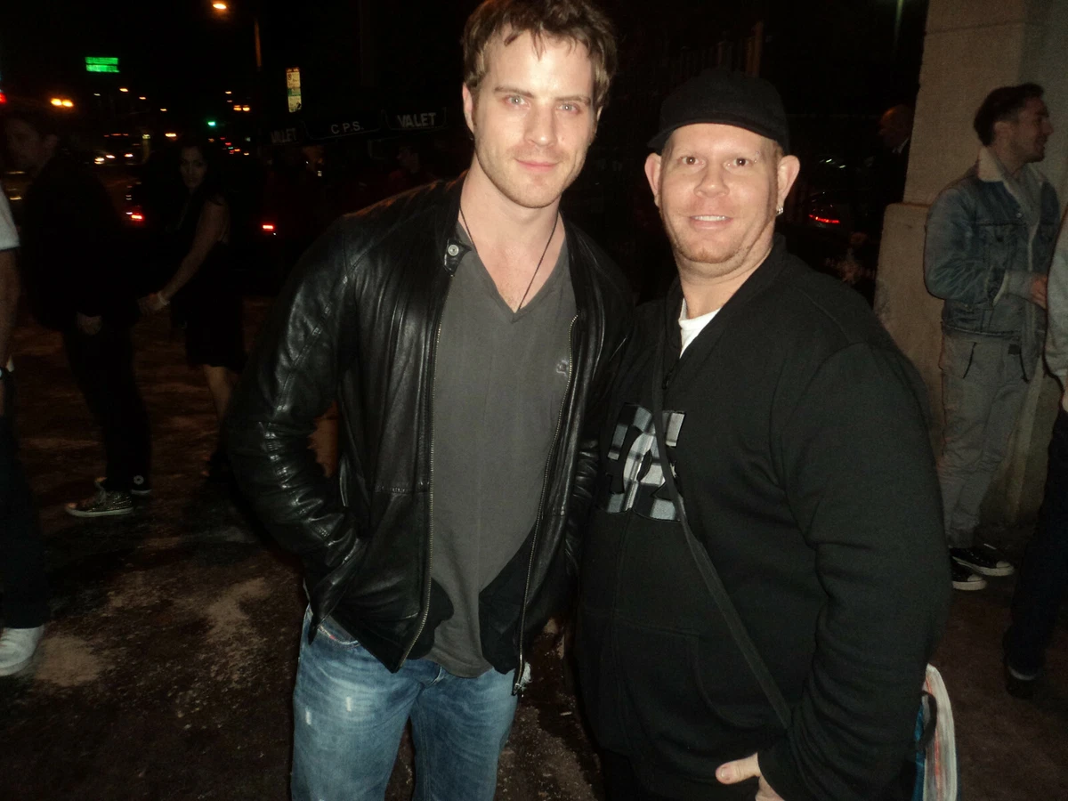 Robert Kazinsky Body