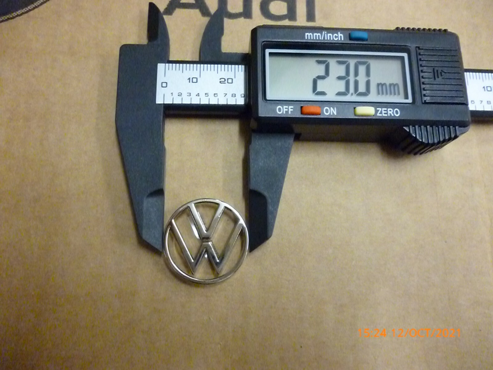 NEW GENUINE VW ACCESSORY KEYRING + TROLLEY COIN TOKEN CHROME ...